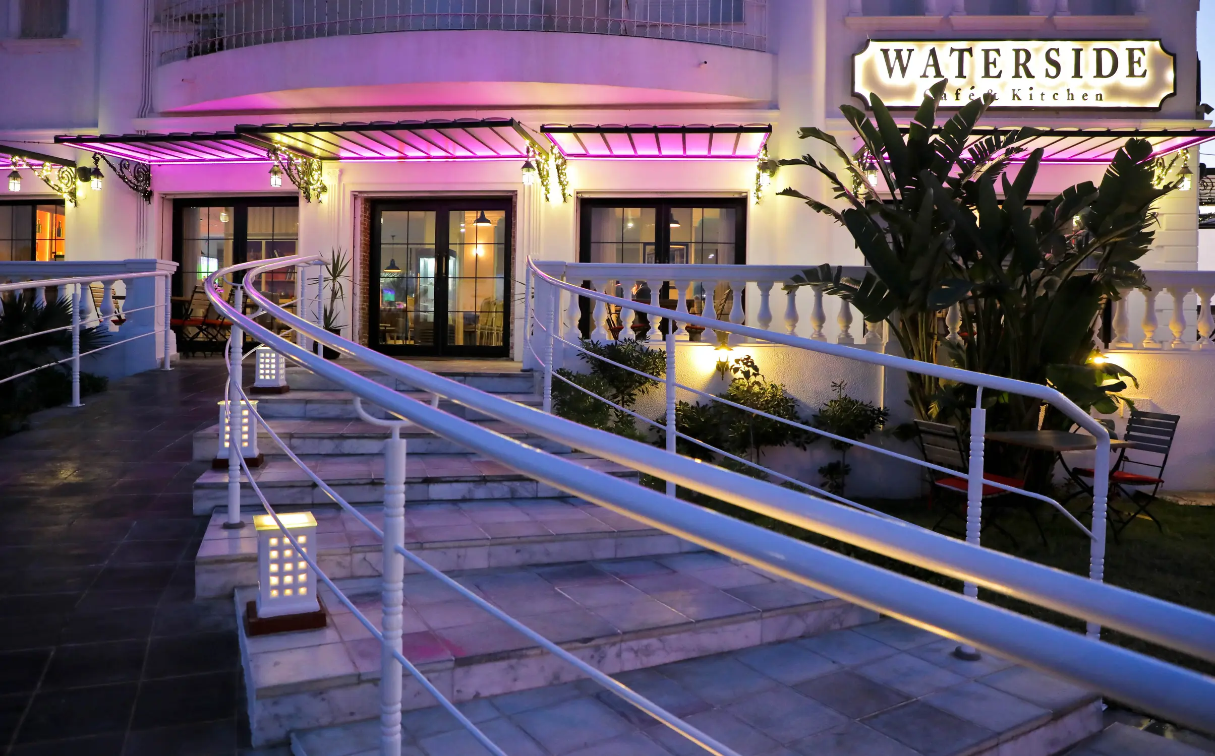 Waterside: Café & Kitchen